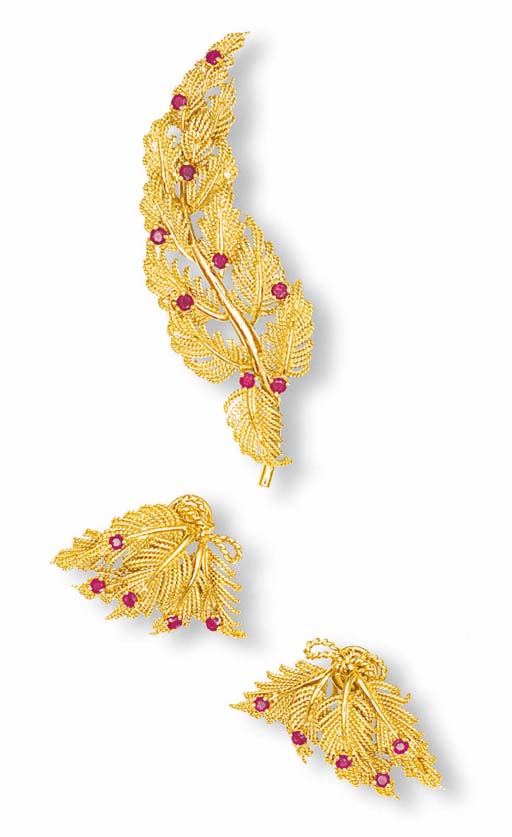 A SET OF 18K GOLD AND RUBY JEWELLERY, BY TIFFANY & CO.