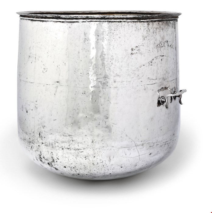AN INDIAN MUGHAL SILVER BATH , 19TH CENTURY | Christie's