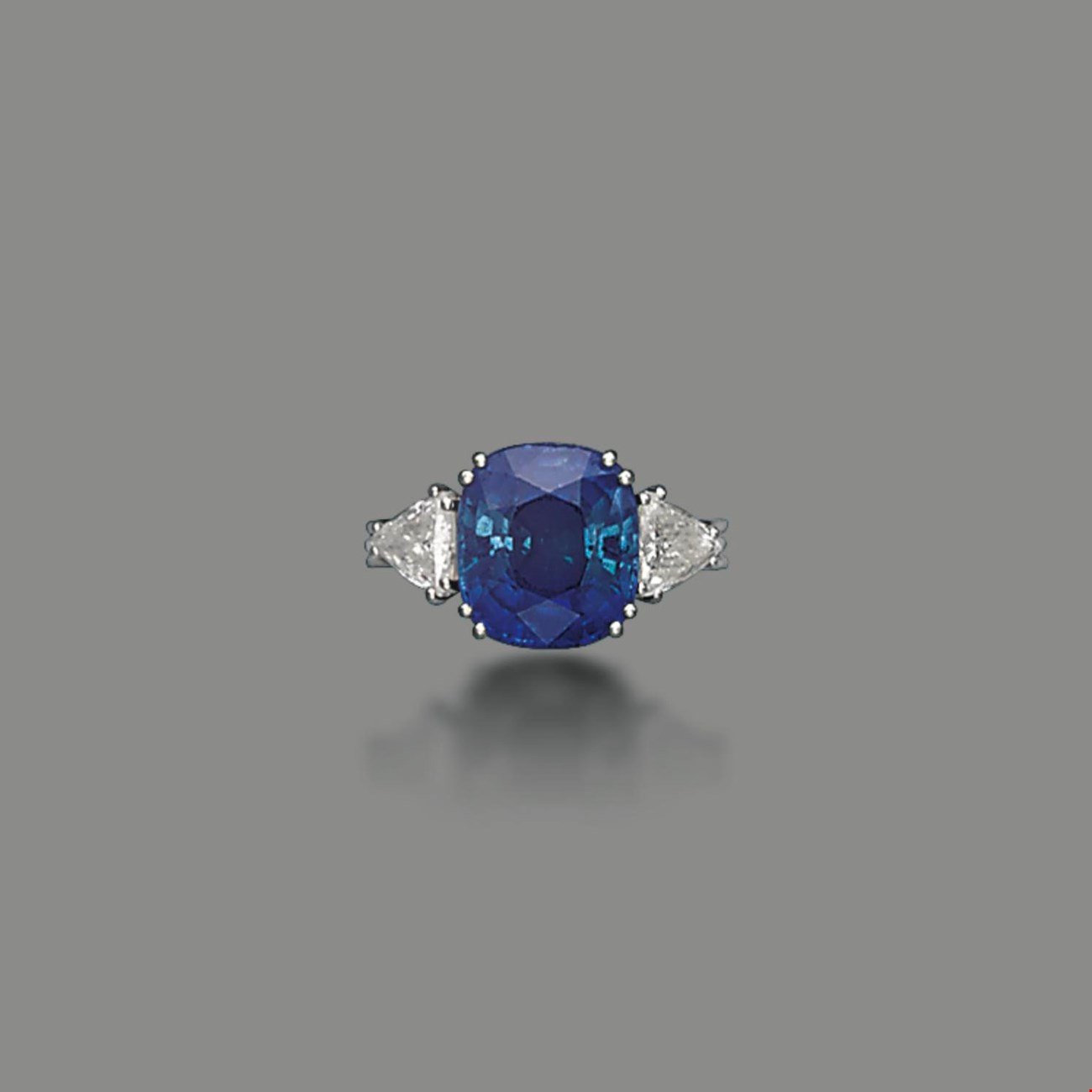 A SAPPHIRE AND DIAMOND RING