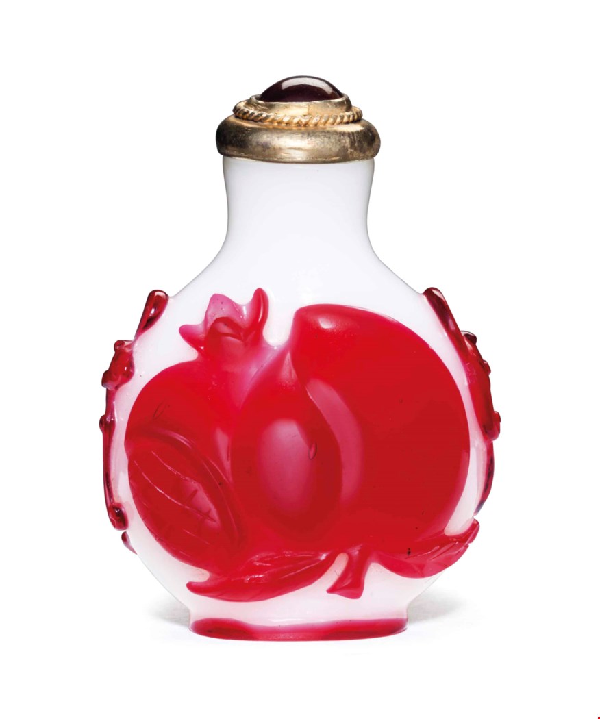 A SMALL ROSE-TONE OVERLAY WHITE GLASS SNUFF BOTTLE, 1740-1820 | Christie's