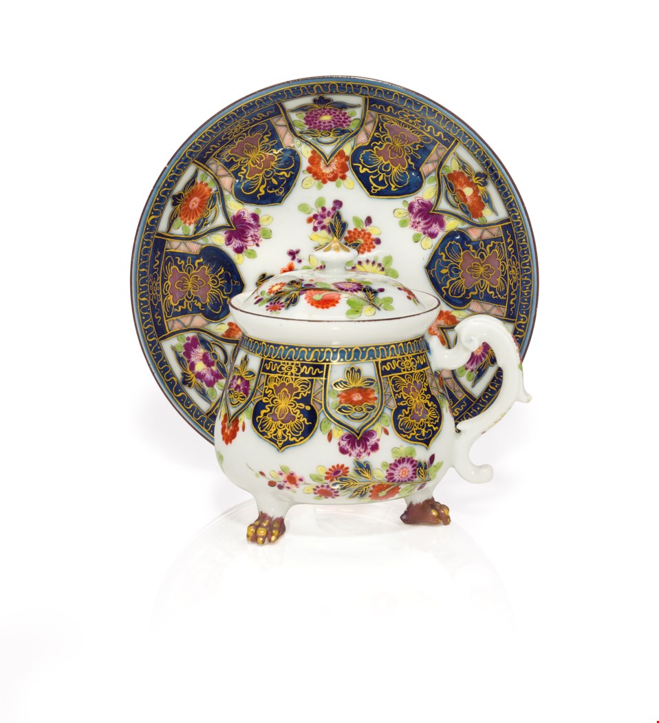 A MEISSEN PORCELAIN CREAM POT, COVER AND STAND, CIRCA 1730, BLUE ...