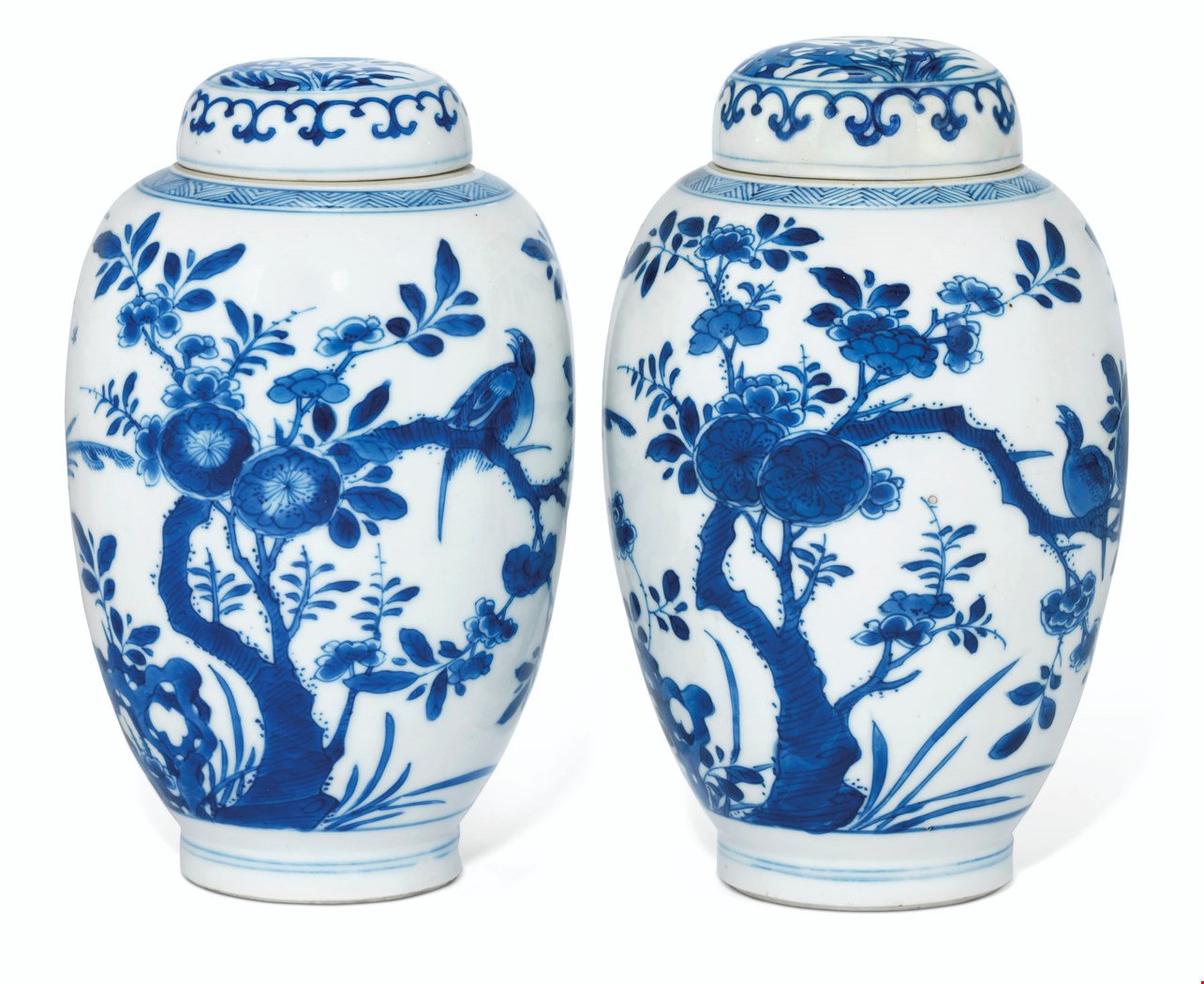 PAIRE DE VASES OVOIDES COUVERTS EN PORCELAINE BLEU BLANC