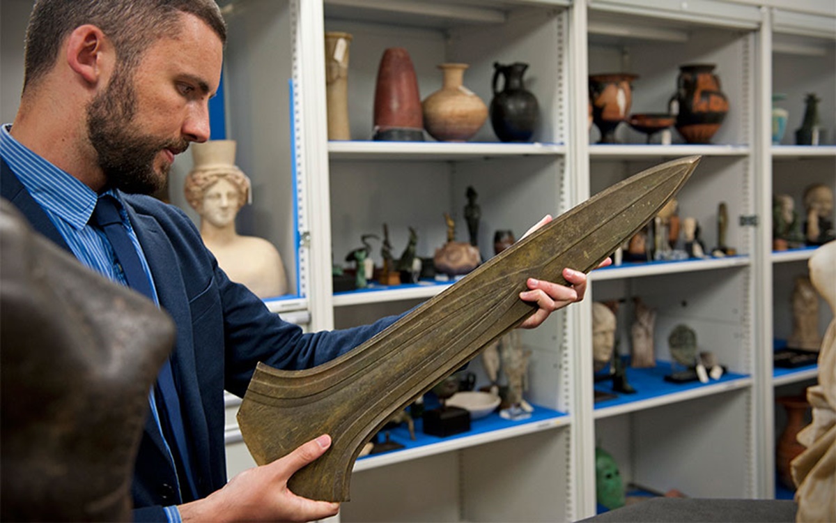 A CEREMONIAL BRONZE DIRK OF THE 'PLOUGRESCANT-OMMERSCHANS' TYPE