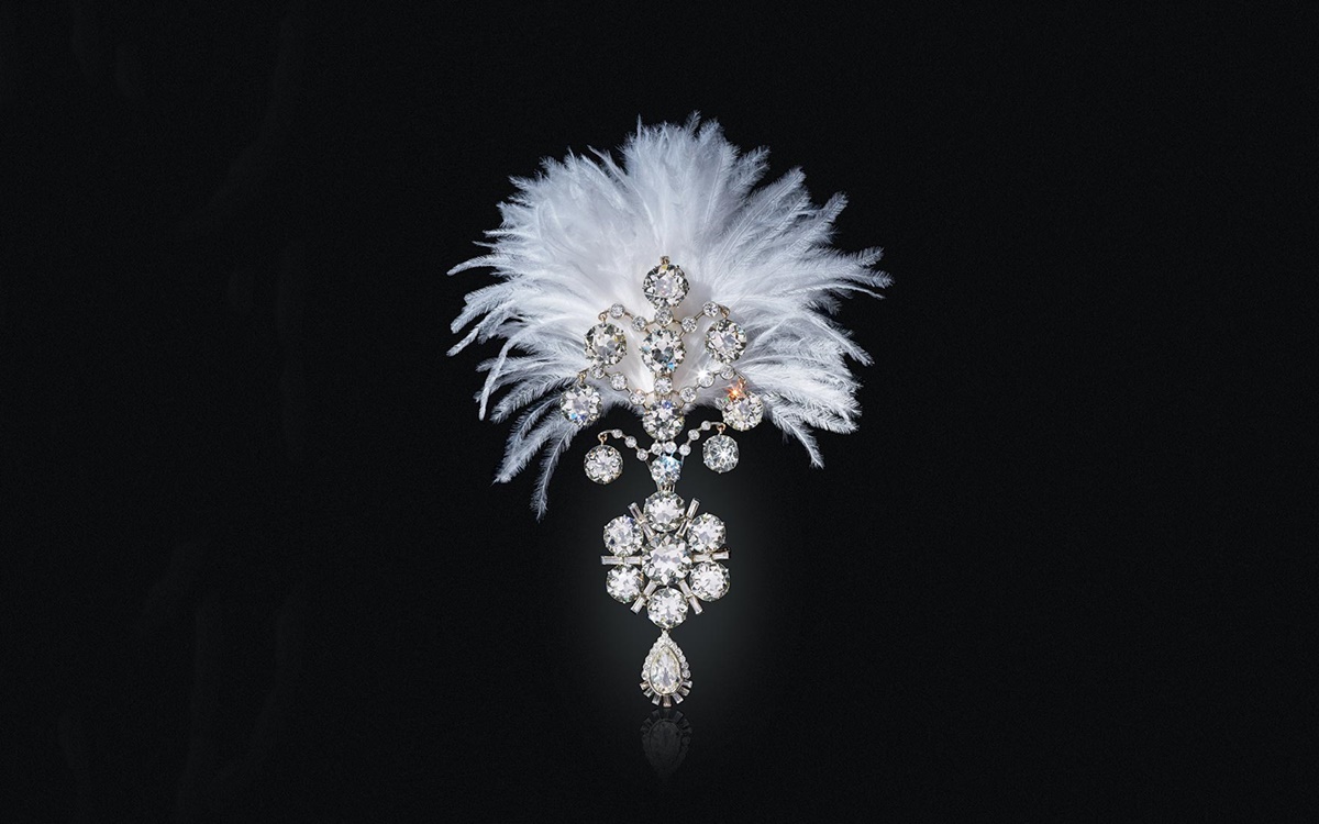 AN ANTIQUE IMPERIAL SPINEL, PEARL AND EMERALD NECKLACE